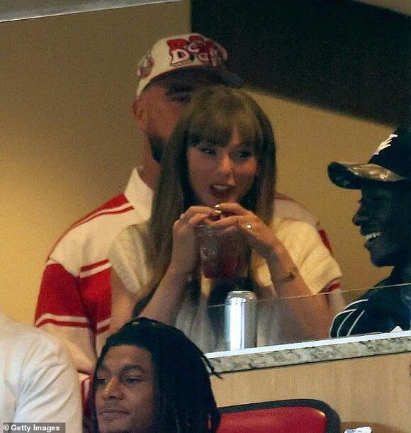 Taylor Swift shows off her ring on first outing with Travis since their ...