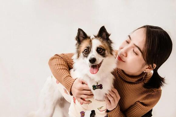 Why Some Dogs Cry When Their Owners Hug Strangers – The Sad Truth ...