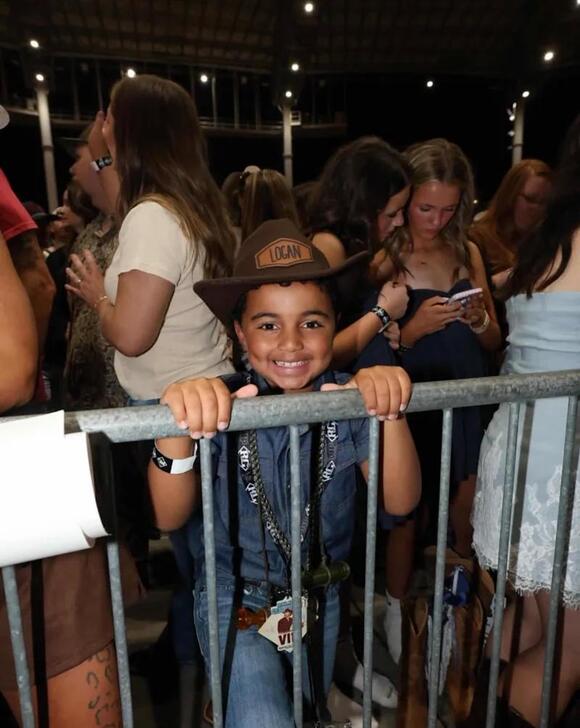 WATCH: 7-Year-Old Steals Hearts Performing With Riley Green in ...