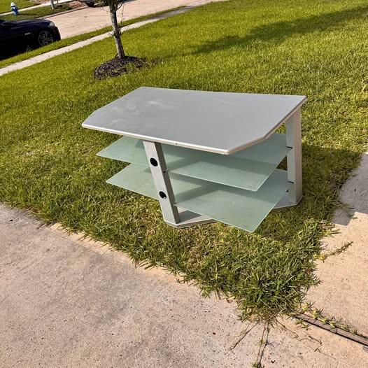 🎁 Freebies Up for Grabs in Conroe — Furniture & More - NewsBreak