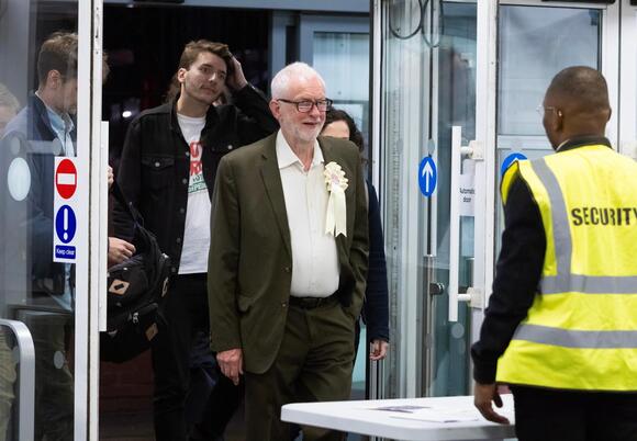 Jeremy Corbyn wins Islington seat as independent MP after being ...