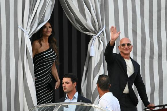 How Old Are Jeff Bezos & Lauren Sanchez? Their Age Difference - NewsBreak