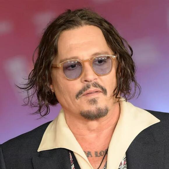 Fans Think Johnny Depp Looks Unrecognizable With Gray Hair And A ...