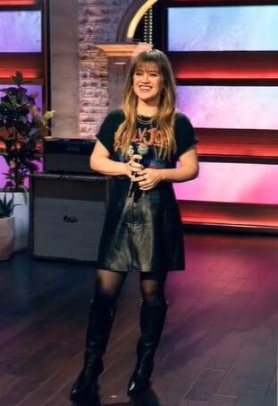 Kelly Clarkson Steals The Show In Mini Skirt And Thigh High Boots ...