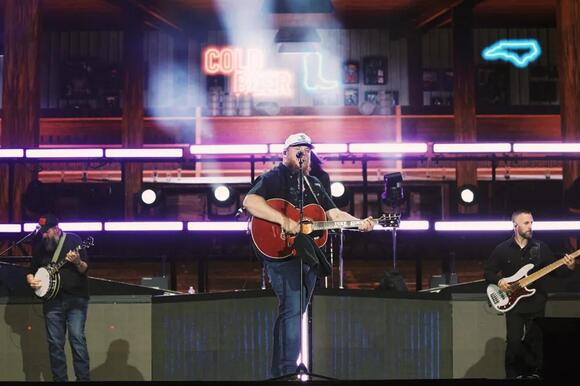 Luke Combs Shares Dynamic New Single “I Ain’t No Cowboy” - NewsBreak