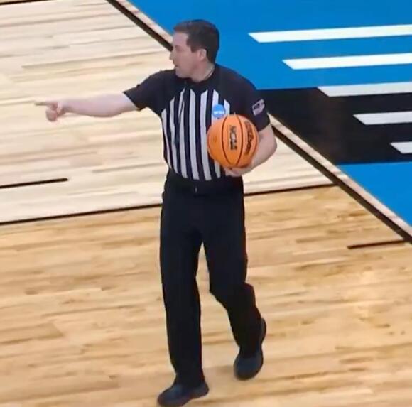 March Madness ref blew out his shoe during Creighton-Akron game