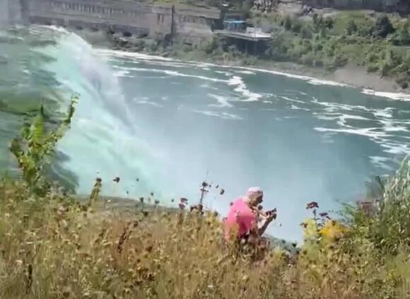 Reckless Tourist Sits on Edge of Niagara Falls in Dangerous Stunt ...
