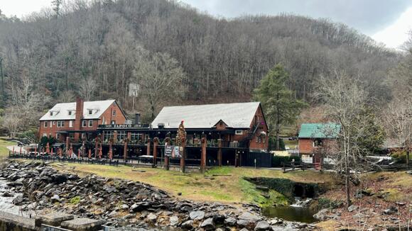 Take a road trip to the Historic Tapoco Lodge Resort