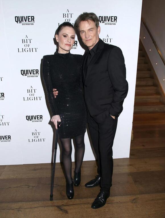 Oscar winner Anna Paquin walks red carpet with a cane at NYC premiere ...