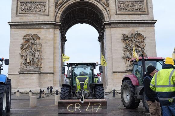 French farmers drive tractors to Paris to protest EU–Mercosur deal ...
