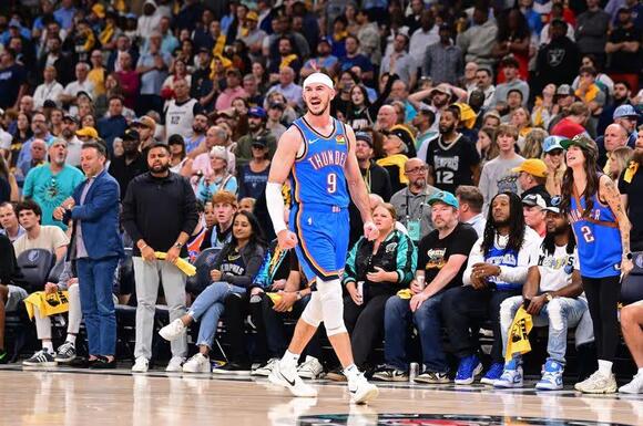 Alex Caruso shoves camera away from Thunder bench in tense Game 1 ...