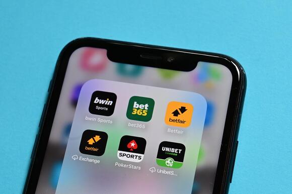 People Are Sharing The Things That Quietly Became "Normal" By 2025 But ...