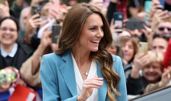 Kate Middleton channels Princess Diana with powder blue suit in Italy ...