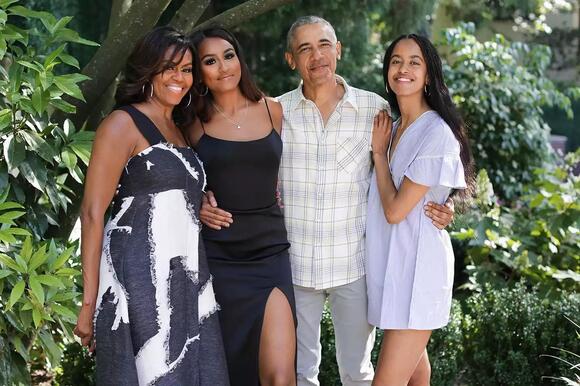 Barack and Michelle Obama Share Family Photo with Daughters Malia and ...