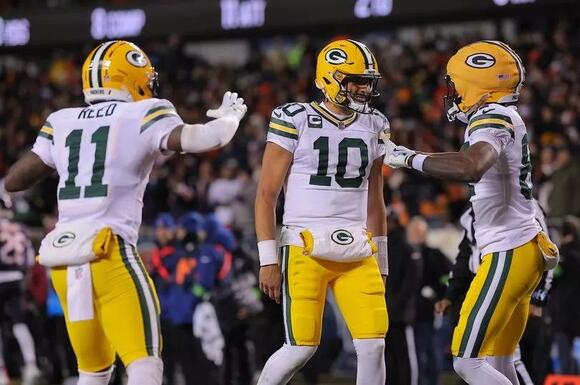 Bears star left writhing in pain with worrying injury as teammate calls ...