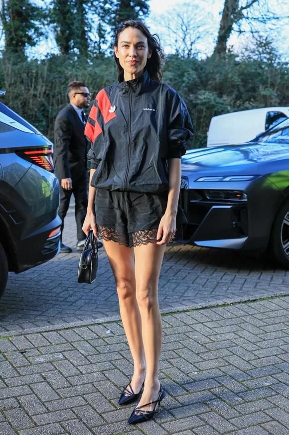 Alexa's Latest Outfit Formula Is So "London", Every Cool Girl Will Be ...