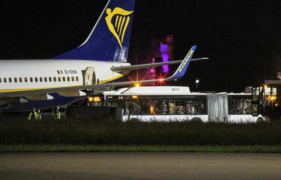 Chaos at 30,000ft as Ryanair flight makes emergency landing after ...