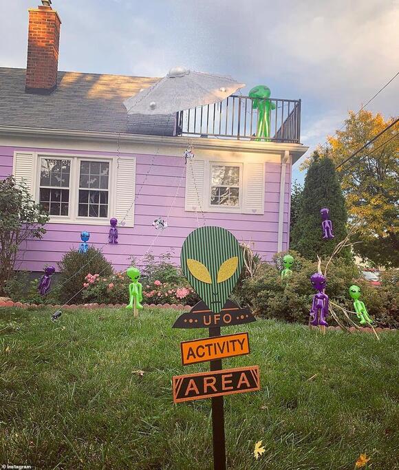 Woman cries over neighbor's letter after painting house bright purple ...