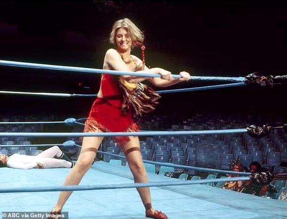 Bionic Woman star Lindsay Wagner, 76, poses with Lee Majors, see them ...