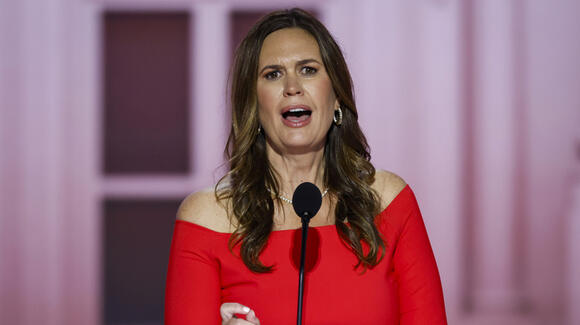 The Internet's Response To Sarah Huckabee Sanders' Latest Lousy Look Is ...