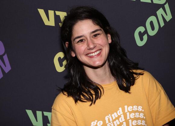 Elyse Myers Faces Backlash for Commenting on a Negative Review of Her ...