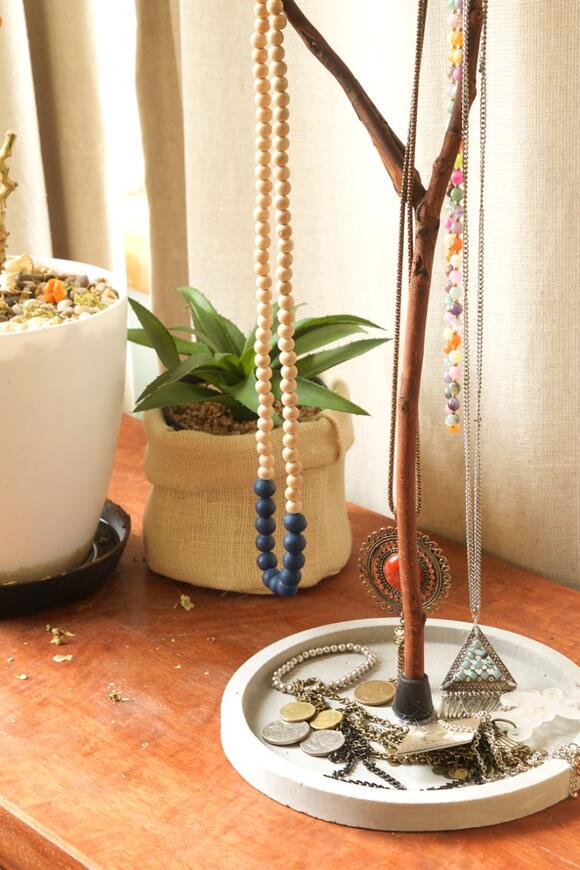 She Turned a Fallen Tree Branch Into a Jewelry Stand With a Concrete ...