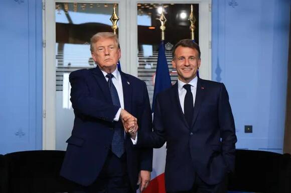 Body Language Experts Have This To Say About Trump's "Dead Fish ...
