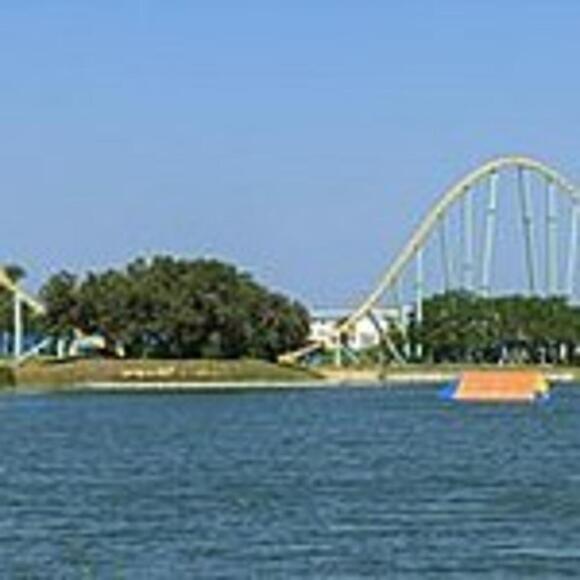 Wonder Woman Golden Lasso Coaster Halts Before Drop At Fiesta Tex ...