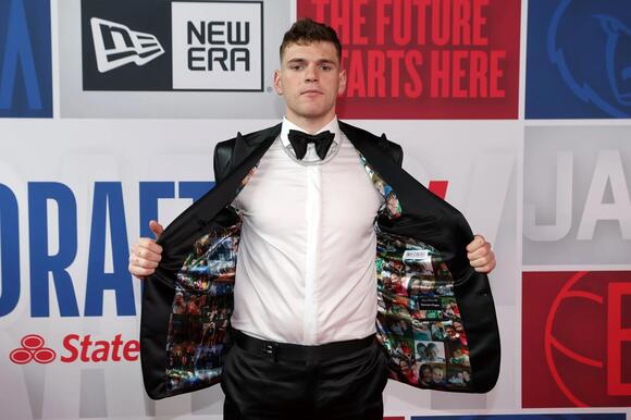 Donovan Clingan embraces girlfriend after being selected No. 7 in 2024 ...