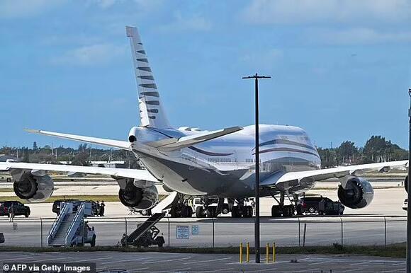 See inside Trump's magnificent new Air Force One jet - NewsBreak