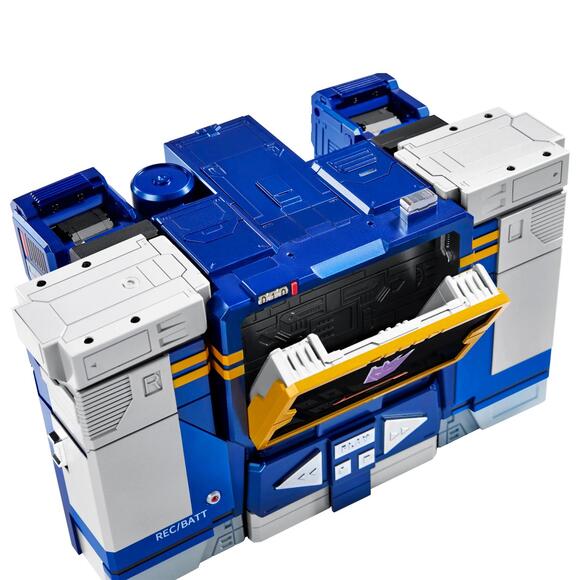 Hasbro & Robosen Robotics Unveil Auto Converting ‘Transformers ...