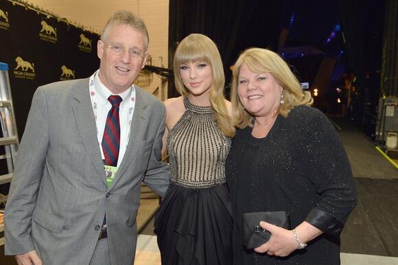 Taylor Swift Gives Health Update on Mom & Dad After They Both Had ...