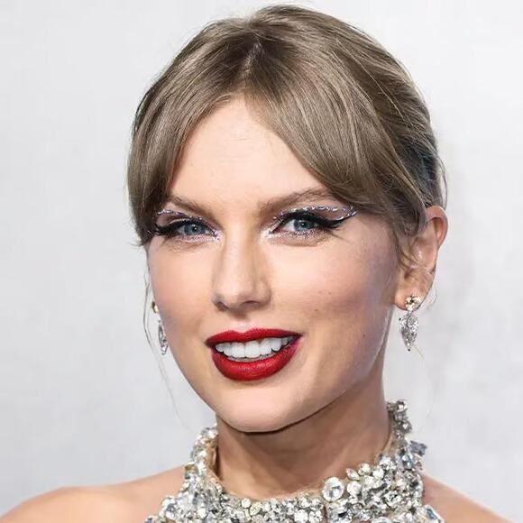 Fans React To Taylor Swift's Spray Tan Mishap After Noticing A Harsh ...