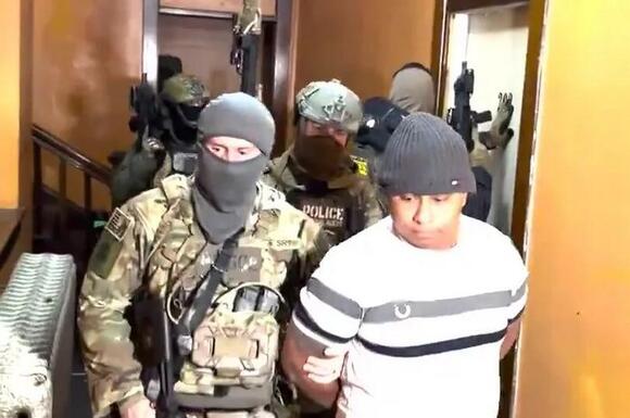 Kristi Noem left red faced after mixing up two cities in cringy ICE ...