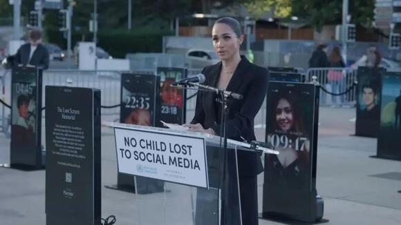 EXCLUSIVE: Meghan Markle Mocked for 'Only Drawing in a Few Passers-By ...