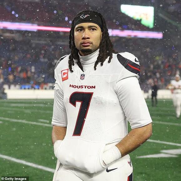 Top NFL quarterback looks unrecognizable after cutting off his hair in ...
