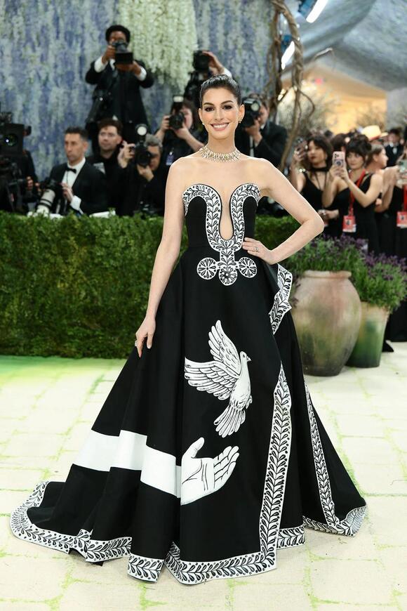 Anne Hathaway’s Hand-Painted Michael Kors Look At The 2026 Met Gala ...