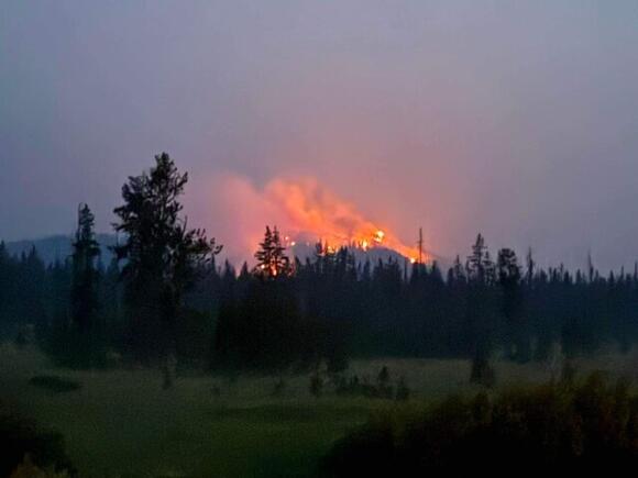 Wapiti Fire growth causes Highway 21 closure, here's what you need to know