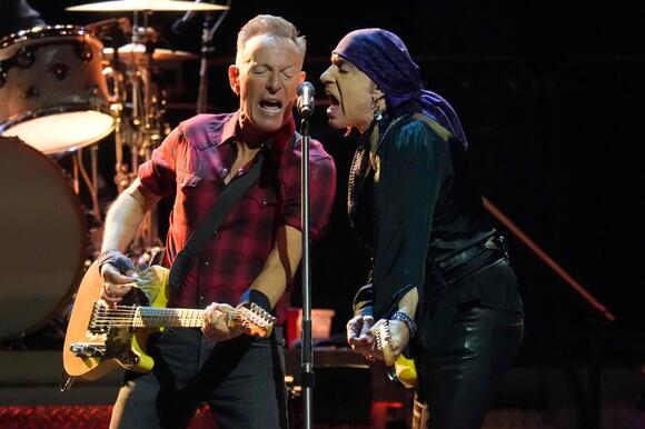 Bruce Springsteen returns to stage looking unrecognizable — and a ...