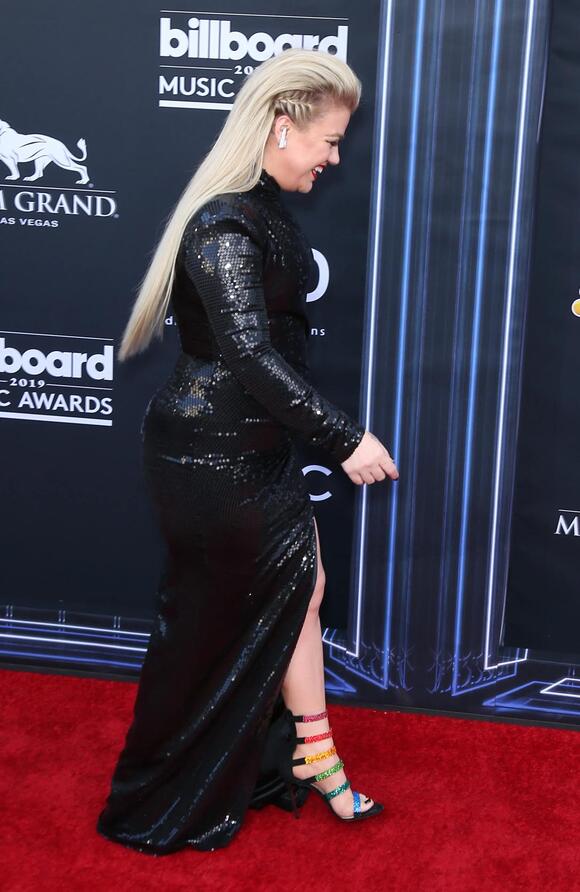 Kelly Clarkson’s ‘foot habit’ reportedly causing tension behind scenes ...