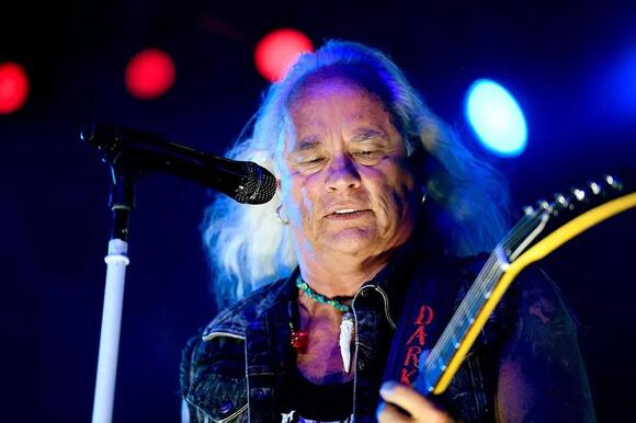 Foreigner Extends Anniversary Tour - NewsBreak