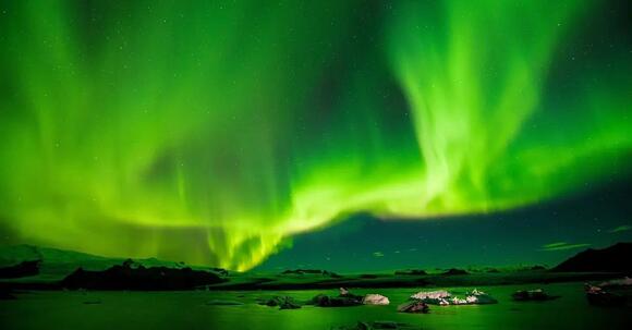 Here's Why the Northern Lights Usually Look Better in Photos - NewsBreak