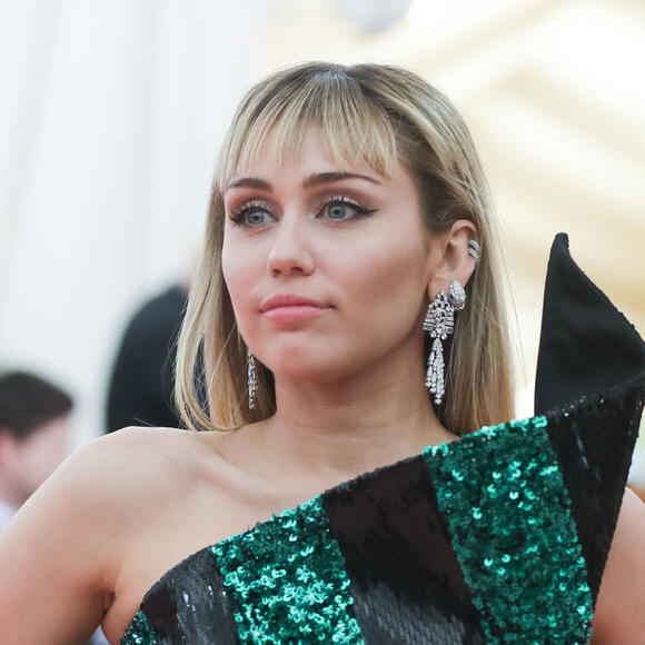 Fans Think Miley Cyrus Looks ‘Different’ In A New Photoshoot ...