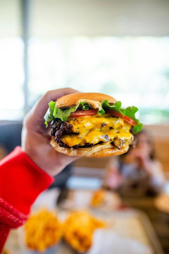 9 Chain Restaurant Cheeseburger Rankings That Have Fast Food Fans ...