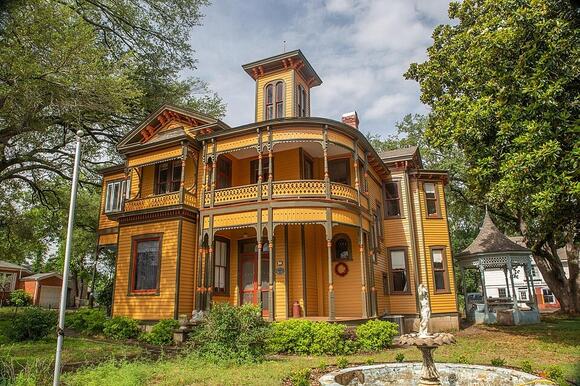 Exploring the allegedly haunted Bowers Mansion in Palestine, Texas ...