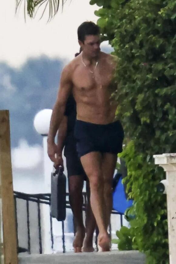 Ripped Tom Brady shows off shredded physique with NFL legend still in ...