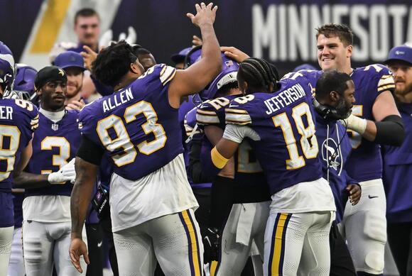 NFL’s 9 Loudest Stadiums Exposed—142-Decibel Guinness Record That Broke ...