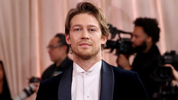 Taylor Swift’s Ex Joe Alwyn Suffers Wardrobe Malfunction at Golden ...