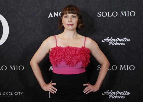 Kevin James walks the red carpet at 'Solo Mio' premiere - NewsBreak