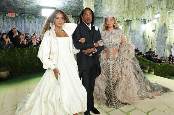 So Stunning: Diamond-Dripping Beyoncé & Blue Ivy Mother-Daughter Dazzle ...